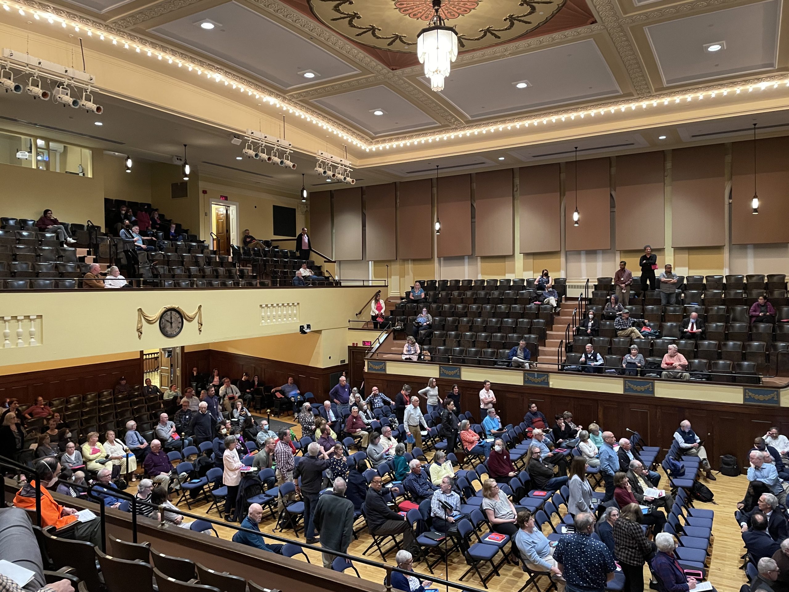 Town Meeting approves Planning Board’s multi-family zoning proposal ...